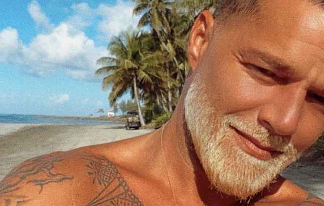 Ricky Martin adere a barba grisalha e fica ainda mais gato - OFuxico