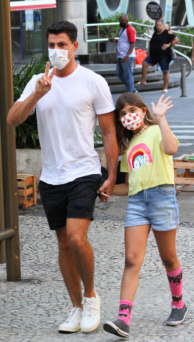 Cauã Reymond passeia com a filha e acena para fotógrafos - OFuxico