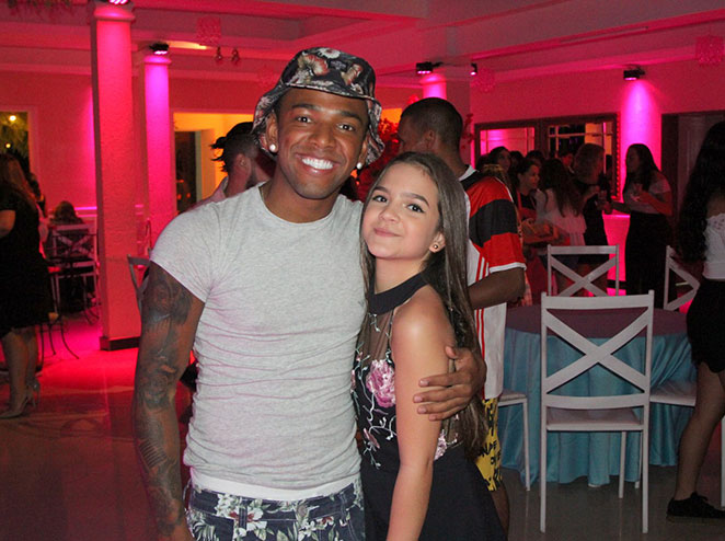 Mel Maia comemora 13 anos na presença de famosos - OFuxico