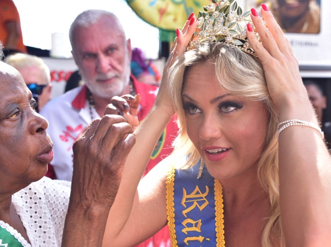 Ellen Rocche é coroada rainha de bloco no Ipiranga - OFuxico