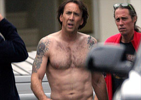 Nicolas Cage exibe corpo tatuado - OFuxico