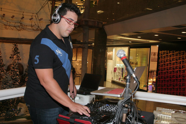 André Marques ataca de DJ, em inauguração - OFuxico