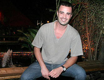 Rodrigo Phavanello comemora aniversário soltando a voz - OFuxico