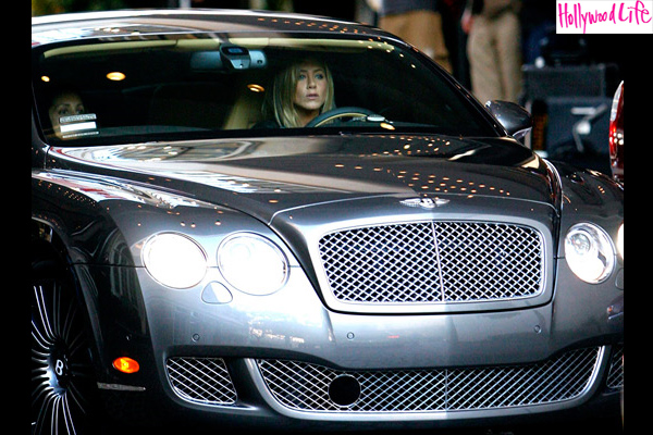 Jennifer Aniston exibe seu carro luxuoso pelas ruas de Los Angeles ...