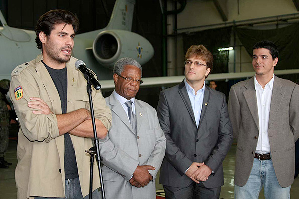 Thiago Lacerda pilota aviões de caça como "Repórter Por Um Dia" - OFuxico