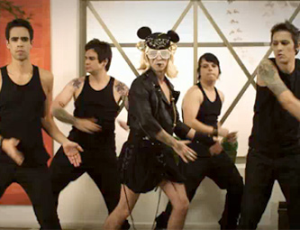 Banda Strike fica pelada e satiriza Lady Gaga em novo clipe - OFuxico