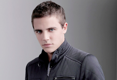 Erich Pelitz corta o cabelo e posa para ensaio de moda - OFuxico