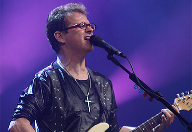 Edinho Santa Cruz faz pocket show na Saraiva - OFuxico