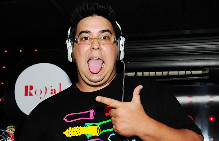 André Marques faz gracinha para fotógrafo em seu momento DJ - OFuxico