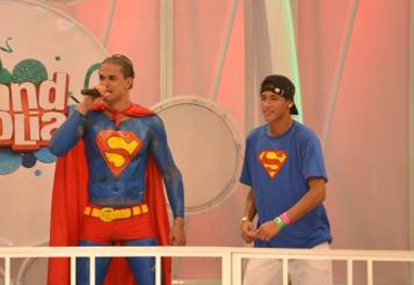 Carnaval: Neymar vira Superman em Salvador - OFuxico