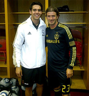 Kaká tieta David Beckham em jogo amistoso - OFuxico