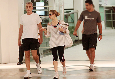 Bianca Rinaldi e o marido vão à academia - OFuxico