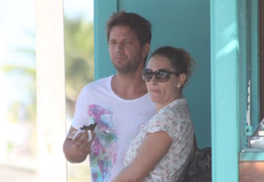 Mário Frias namora a esposa na praia - OFuxico
