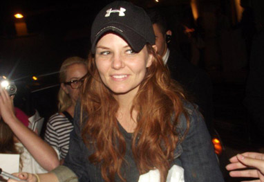 Jennifer Morrison atende fãs sem maquiagem e com visual despojado - OFuxico