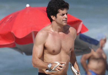 Jorge Pontual corre na areia na Barra da Tijuca - OFuxico