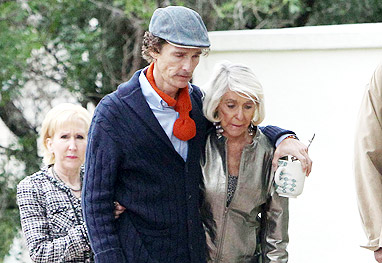 Extremamente magro, Matthew McConaughey caminha apoiado pela mãe - OFuxico