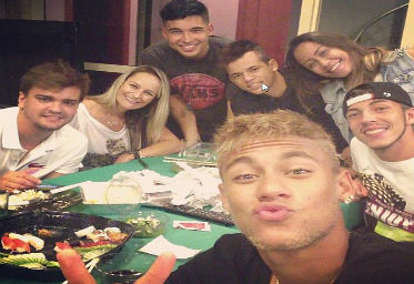 Neymar posta foto depois de degustar comida japonesa - OFuxico