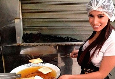 Anitta aparece fritando pastéis em bar - OFuxico