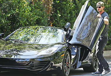 David Beckham circula com um de seus carros de luxo por Los Angeles ...