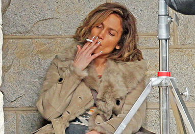 Jennifer Lopez aparece toda largada e fumando um cigarro em set - OFuxico