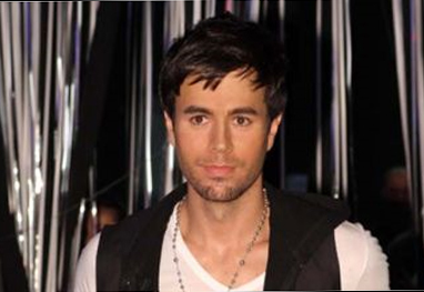 Enrique Iglesias acha que pernas são sexy - OFuxico