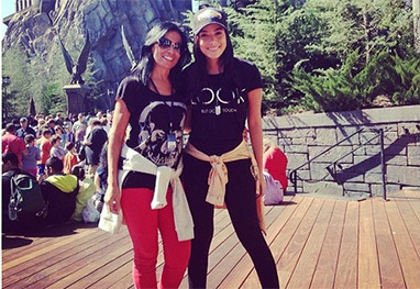 Com a mãe, Anitta comemora 21 anos nos parques de Orlando - OFuxico