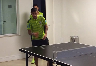 Vídeo! Neymar e Thiago Silva jogam ping pong na concentração do Brasil ...