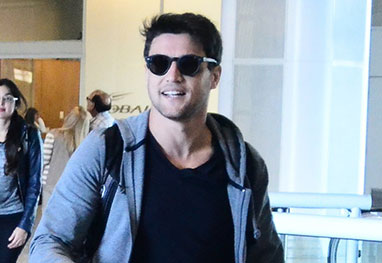 Alexandre Slaviero embarca todo estiloso no Rio de Janeiro - OFuxico