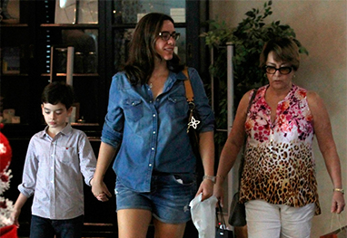 Nivea Maria passeia com filha e neto em Shopping do Rio - OFuxico