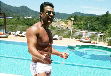 Sertanejo Eduardo Costa toma sol de sunga branca em Santa Catarina ...