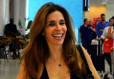 Deborah Evelyn cai no riso antes de embarcar no Rio de Janeiro - OFuxico