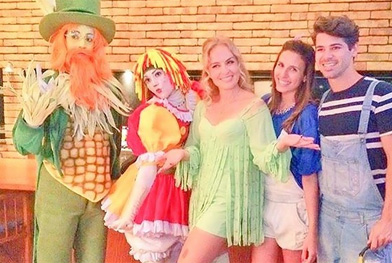 Angélica se veste de Fada Bela para festa da filha - OFuxico