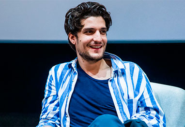 Ator francês mais sexy da atualidade chega no Brasil - OFuxico