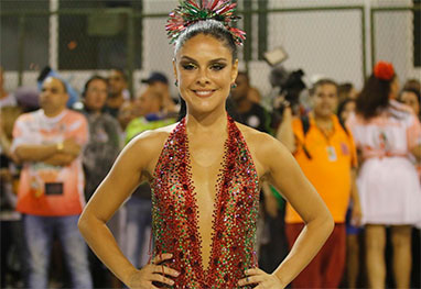 Paloma Bernardi usa decote e mostra as pernas em ensaio - OFuxico