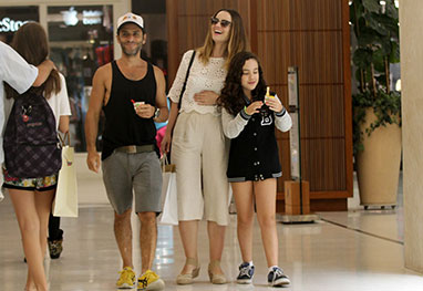 Carolina Kasting passeia com a família - OFuxico