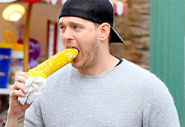 Michael Bublé chama a atenção ao comer milho. Entenda! - OFuxico