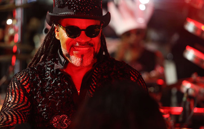 Todo de preto, Carlinhos Brown comanda folia em Salvador - OFuxico