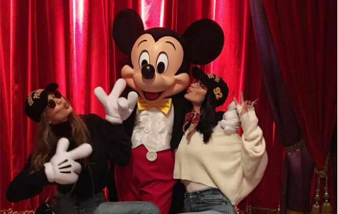 Gigi Hadid e Bella se divertem com o Mikey na Disney - OFuxico