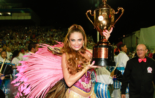 Sambódromo: Ellen Rocche desfila com troféu da Rosas de Ouro - OFuxico