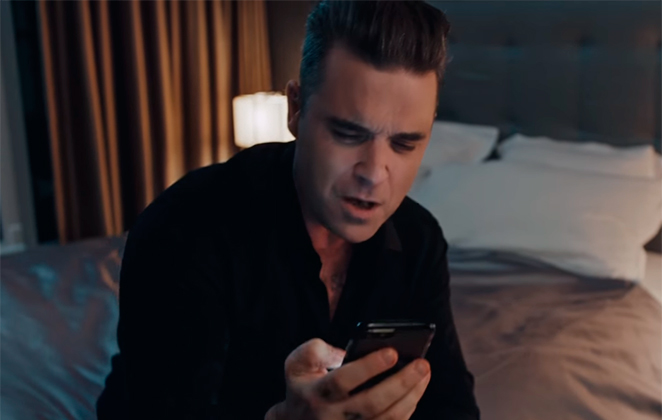 Robbie Williams lança clipe com duas opções de final - OFuxico