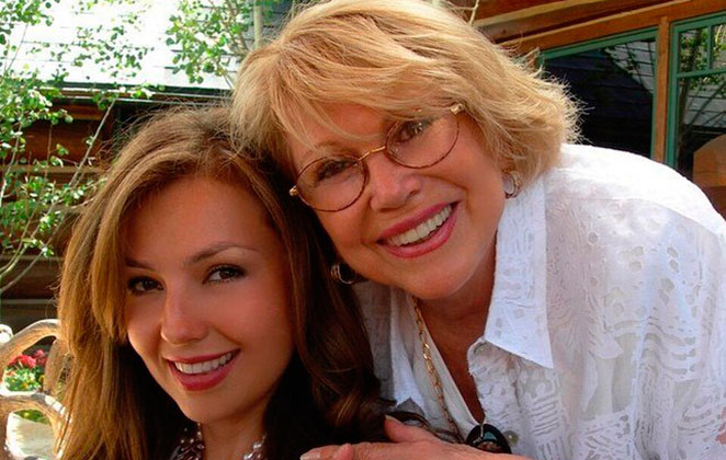Thalía relembrou a mãe no dia internacional da mulher - OFuxico