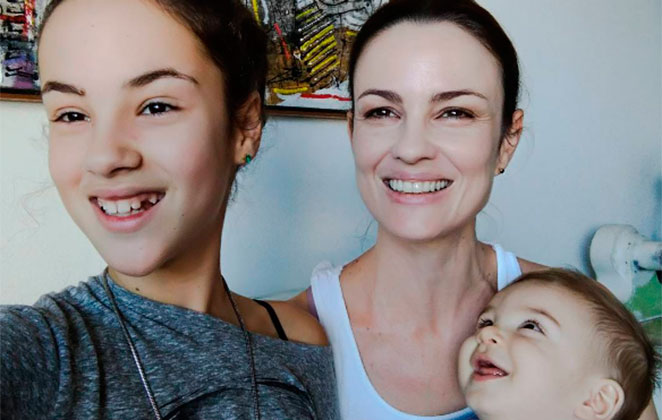 Carolina Kasting posta foto com os filhos - OFuxico
