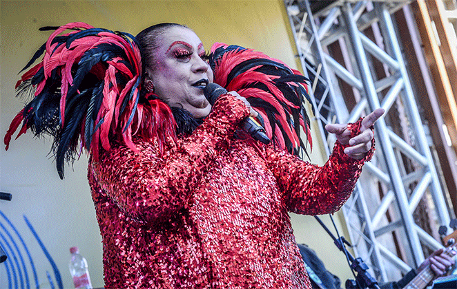 Maria Alcina se apresenta no projeto Versão na Praça - OFuxico