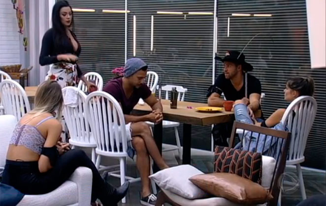 A Fazenda: Após brinde, Flávia e Monique discutem na cozinha - OFuxico