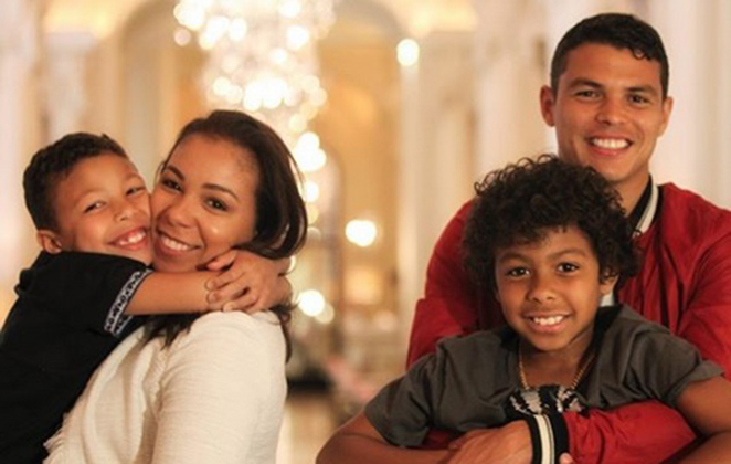 Filho do jogador Thiago Silva engessa o pé na Rússia - OFuxico