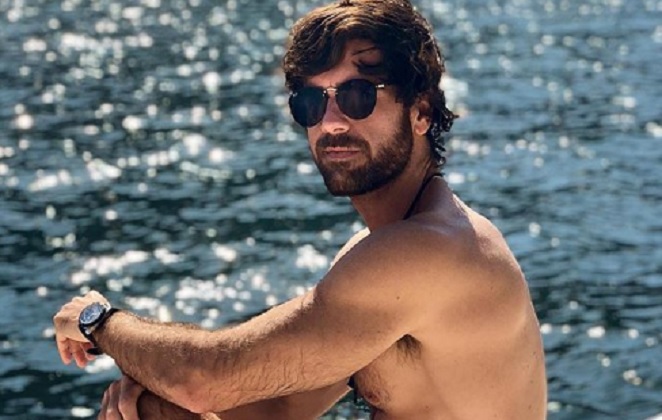 Marcos Pitombo posa em belo cenário e fã diz: 'Crush eterno' - OFuxico