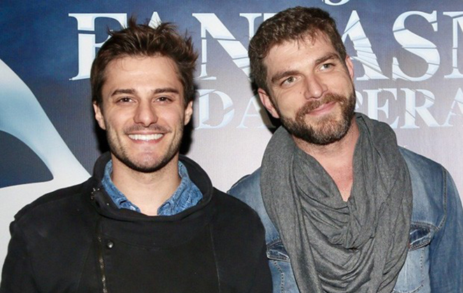 Hugo Bonemer chega em evento de mãos dadas com o namorado - OFuxico