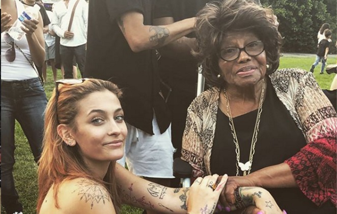 Mãe de Michael Jackson vai ao show da neta e se emociona - OFuxico