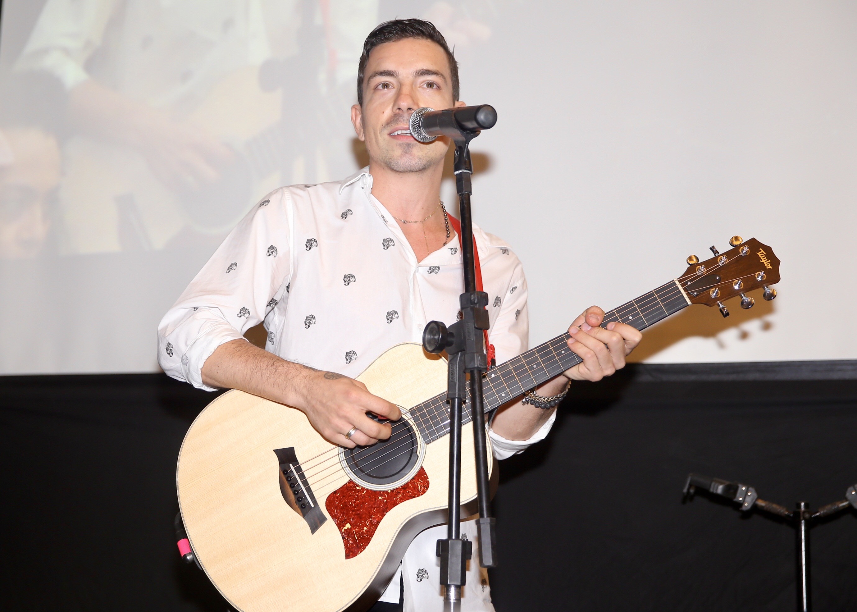 Di Ferrero canta em evento beneficente em São Paulo - OFuxico
