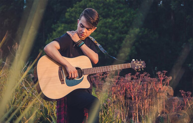 Nicolas Germano lança o clipe O Amor é Tanto - OFuxico